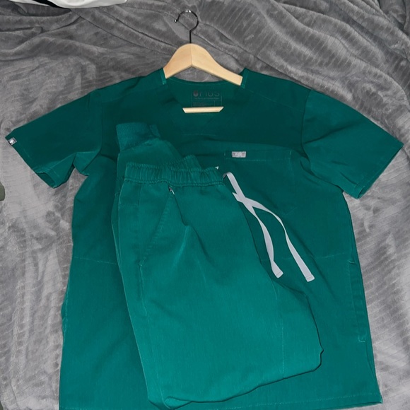 Figs | Other | Figs Mens Scrub Top And Pant Set In Hunter Green Used ...